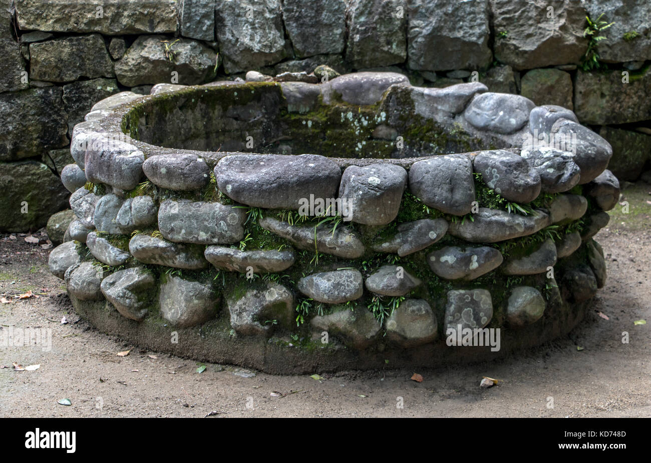 Round stone garden well hi-res stock photography and images - Alamy