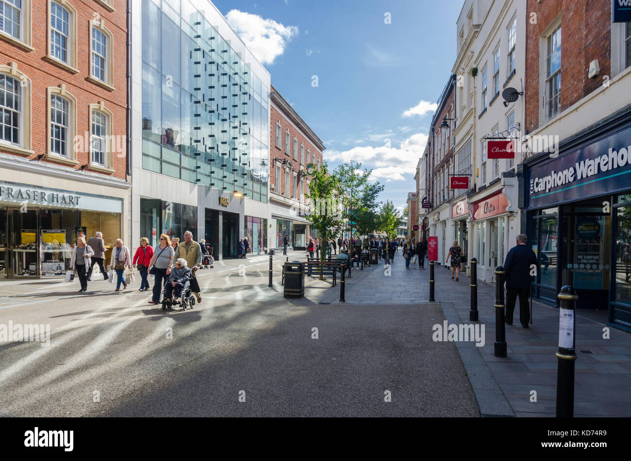 Shops high street hi-res stock photography and images - Alamy