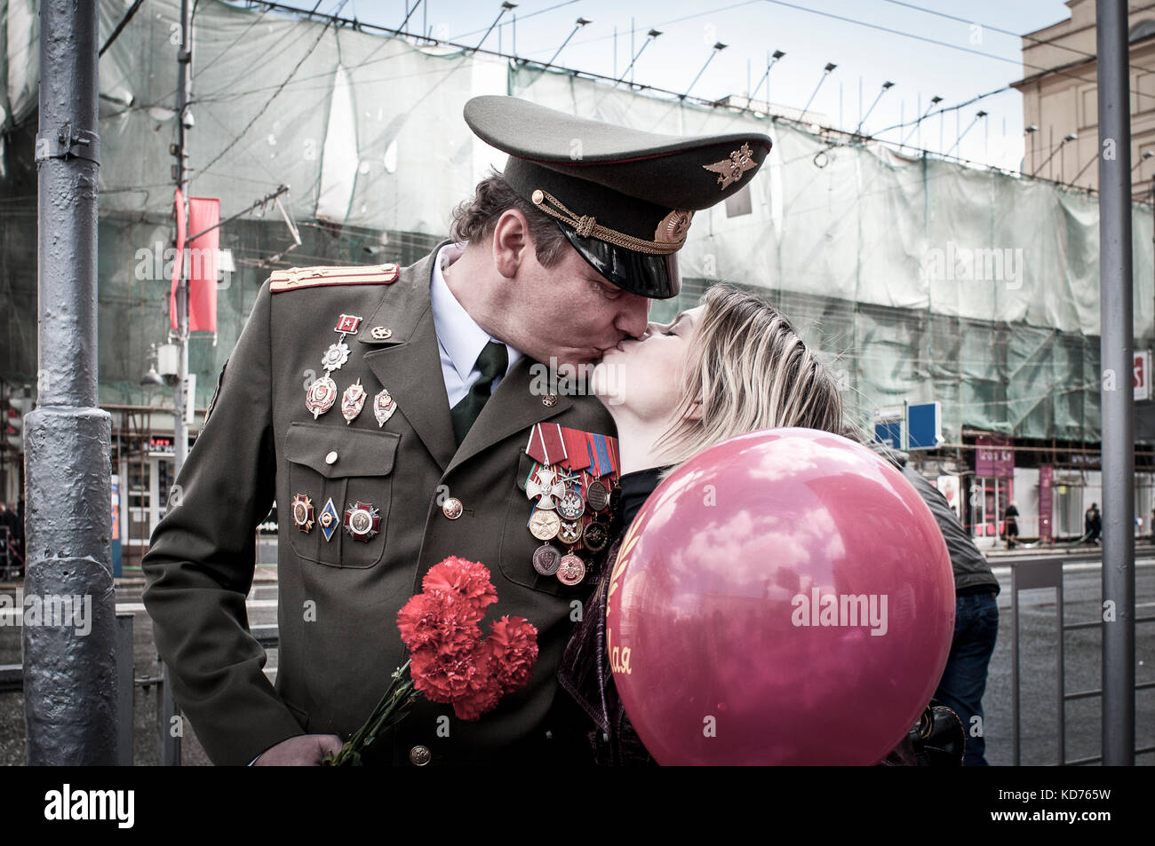 MOSCOU, RUSSIE - MAI 9 : Un couple qui s'embrasse sur l'avenue ...