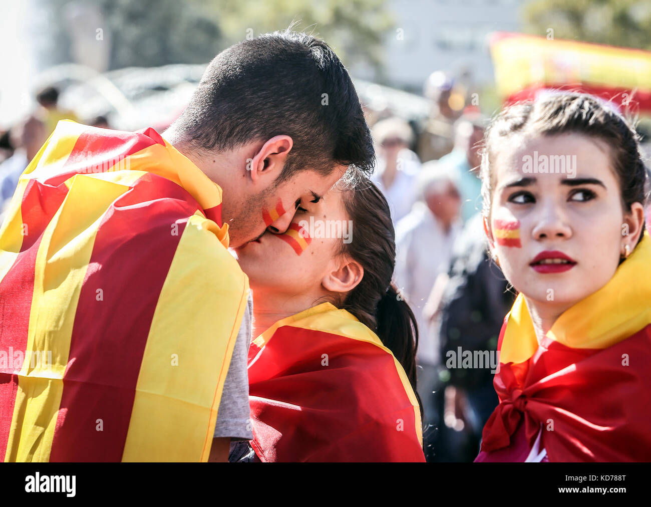 Couple kissing barcelona spain hi-res stock photography and images - Alamy