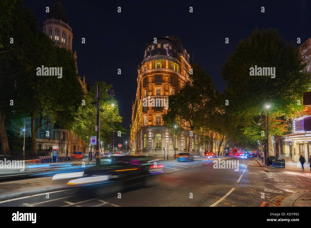 Night street light urban sky uk hi-res stock photography and images - Alamy