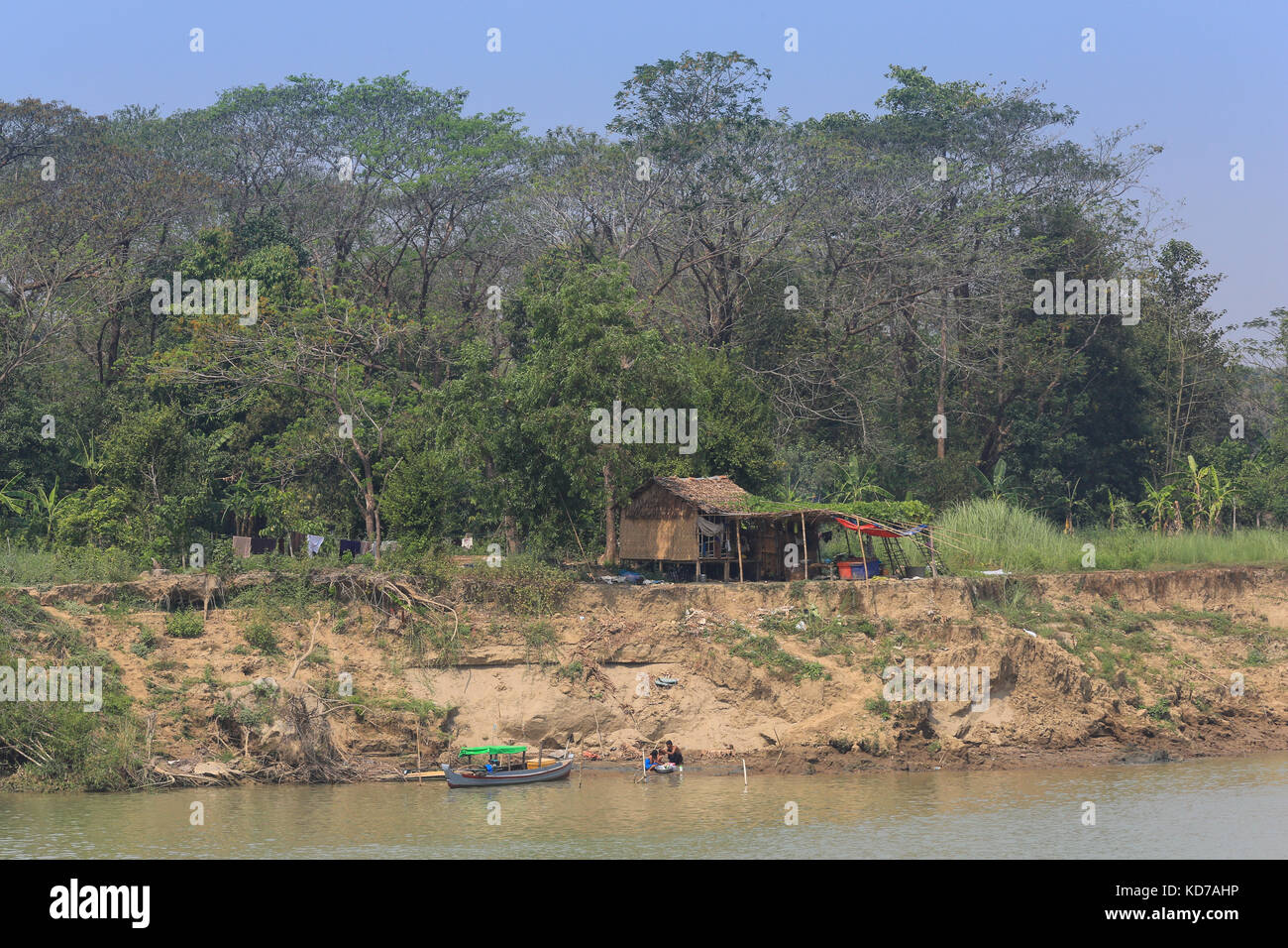 People washing clothes in a river hi-res stock photography and images ...