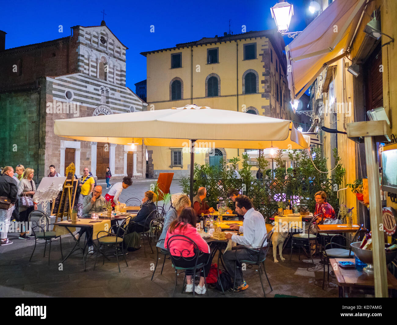 Restaurants in the streets of historic town of Lucca Stock Photo - Alamy