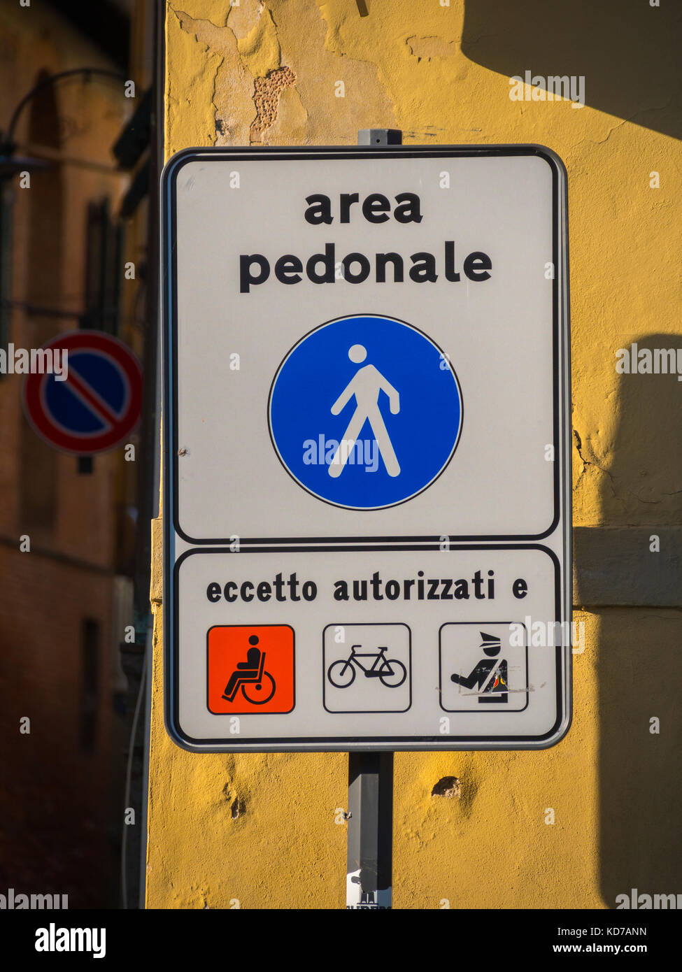 Pedestrian zone sign in Italy Stock Photo - Alamy