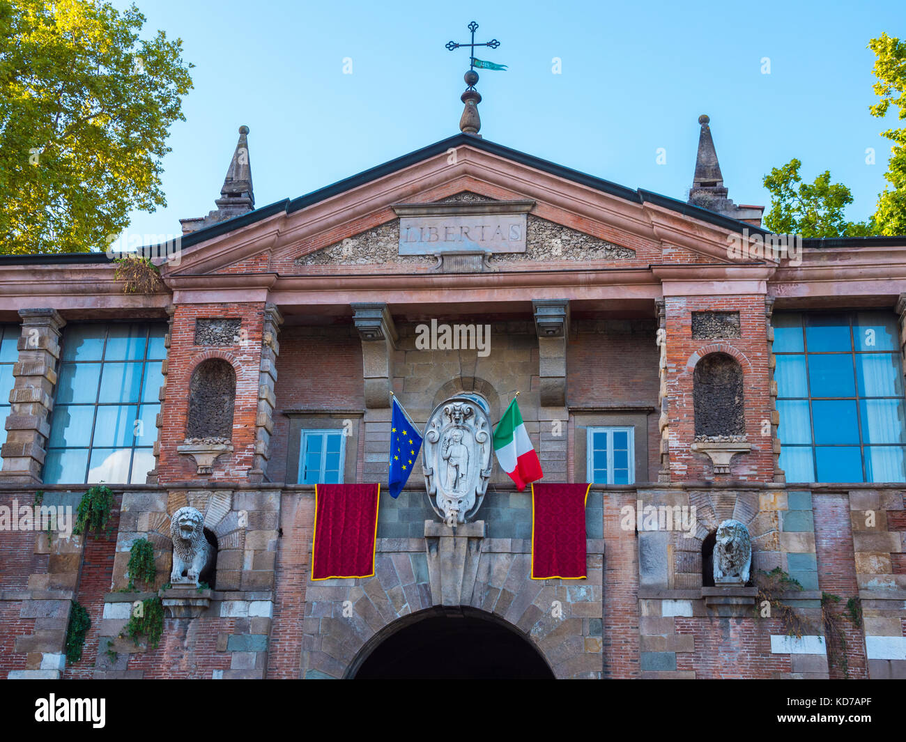 San Pietro gate zu the city of Lucca in Tuscany Stock Photo - Alamy