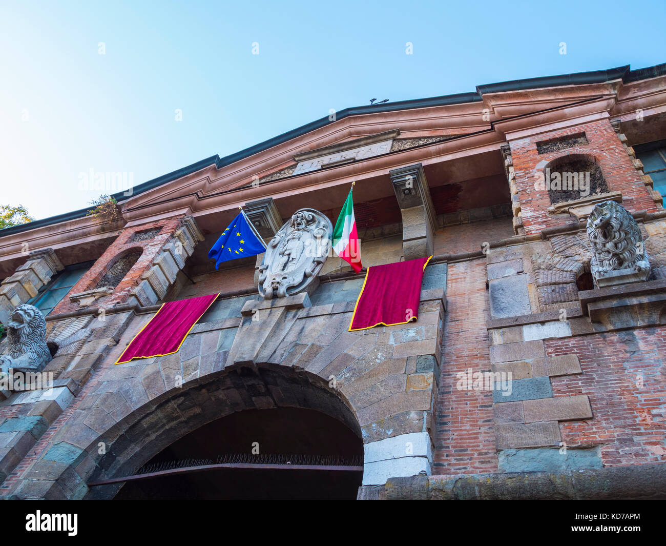 San Pietro gate zu the city of Lucca in Tuscany Stock Photo - Alamy