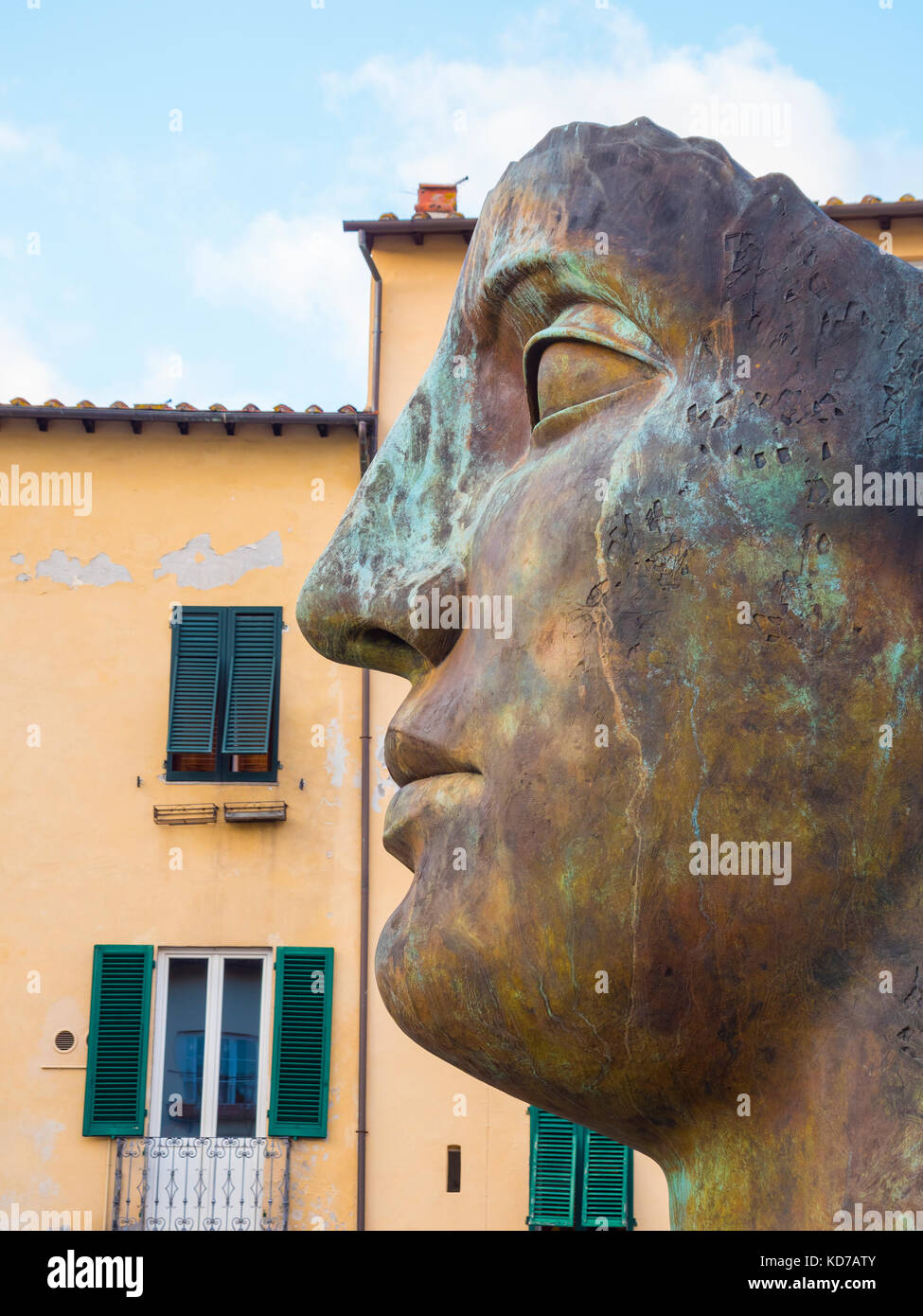 Huge face sculpture at Amphitheater Square in Lucca Stock Photo - Alamy