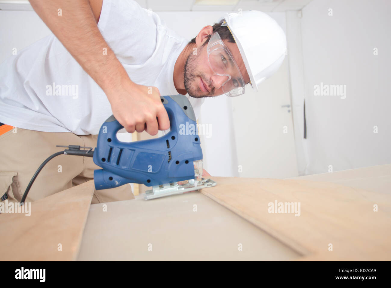 male carpenter applying wood stain Stock Photo - Alamy