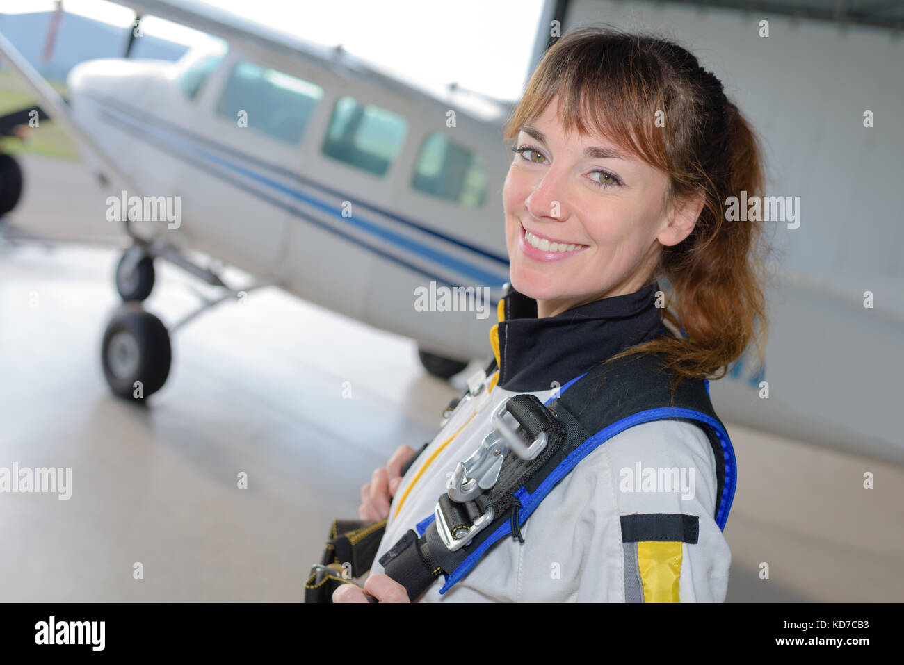 beautiful woman ready to skydiving Stock Photo - Alamy