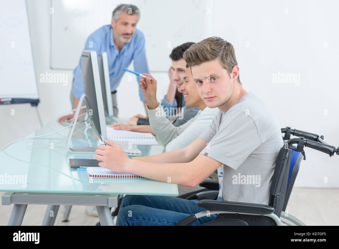 Disabled teenager computer hi-res stock photography and images - Alamy