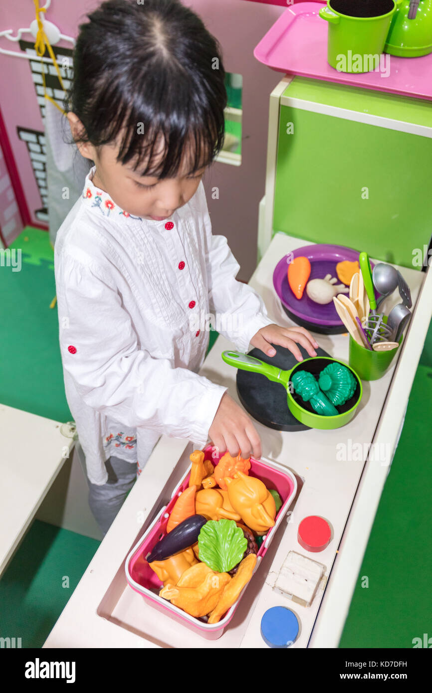 Kids playing with kitchen pans hi-res stock photography and images - Alamy