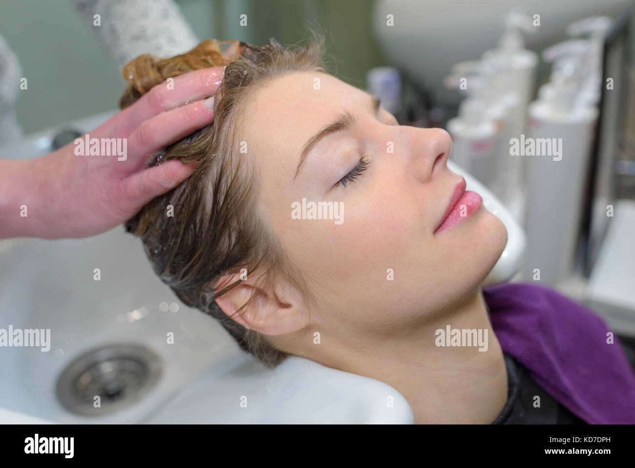 Shampooing hi-res stock photography and images - Alamy