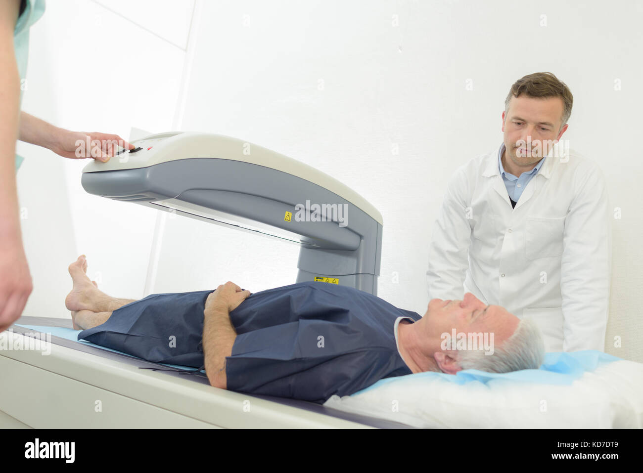 Radiologist adjusting x ray machine hi-res stock photography and images ...