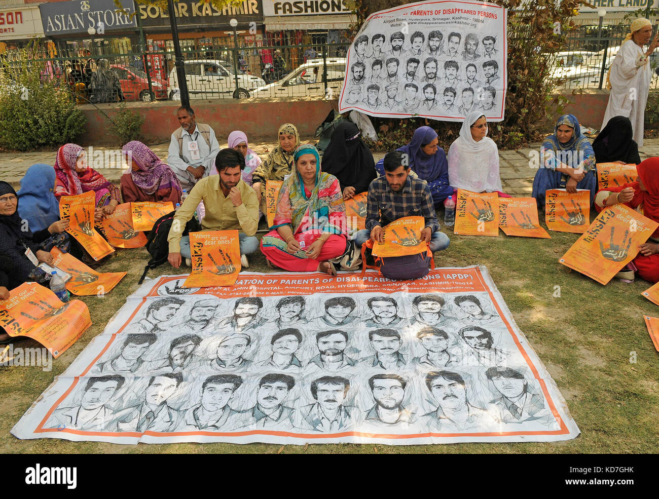 Srinagar, Kashmir. 10th October 2017. Relatives of Kashmiris who have ...