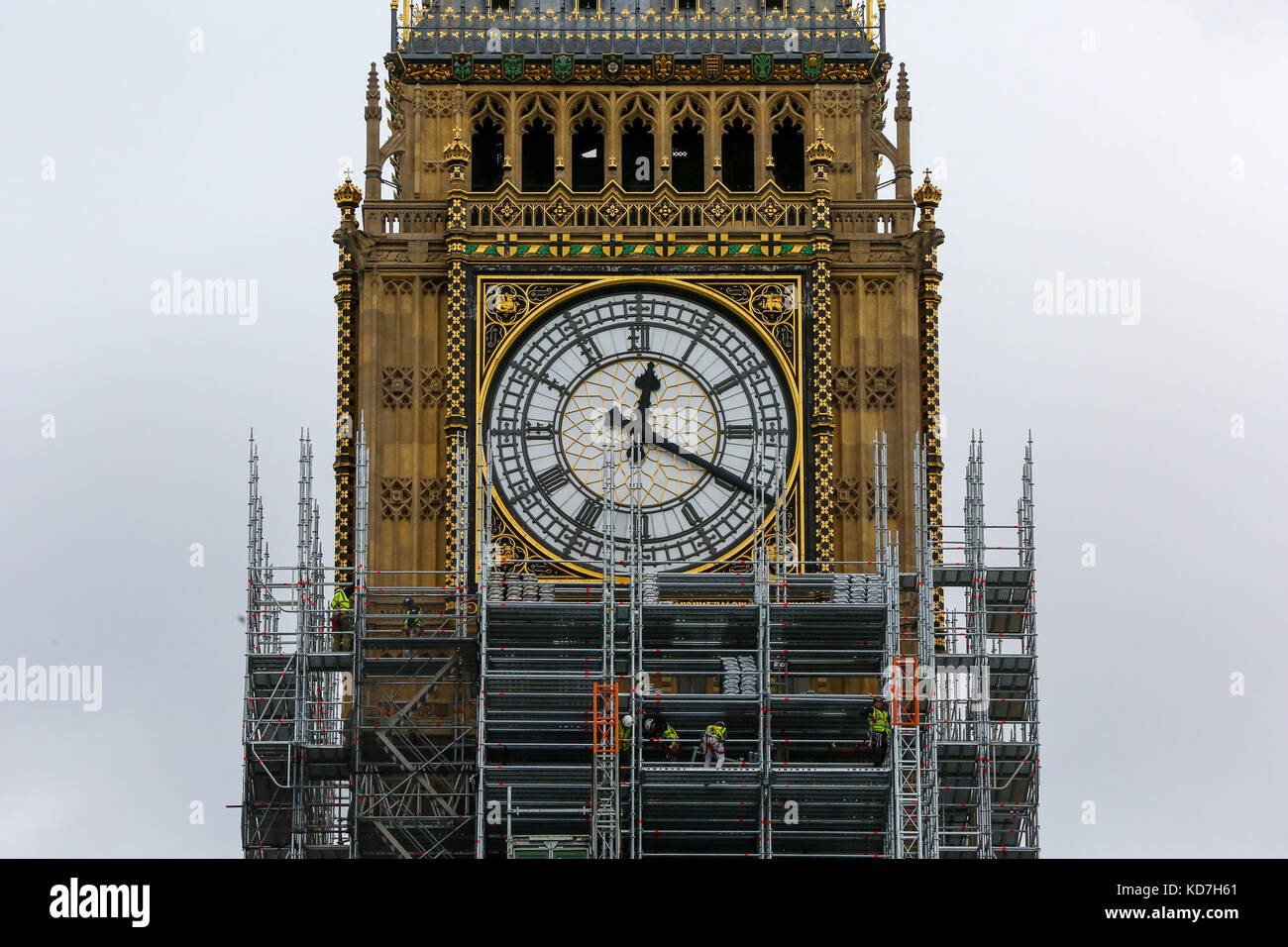 Westminster. London, UK. 10th Oct, 2017. Workers refurbishing Elizabeth ...