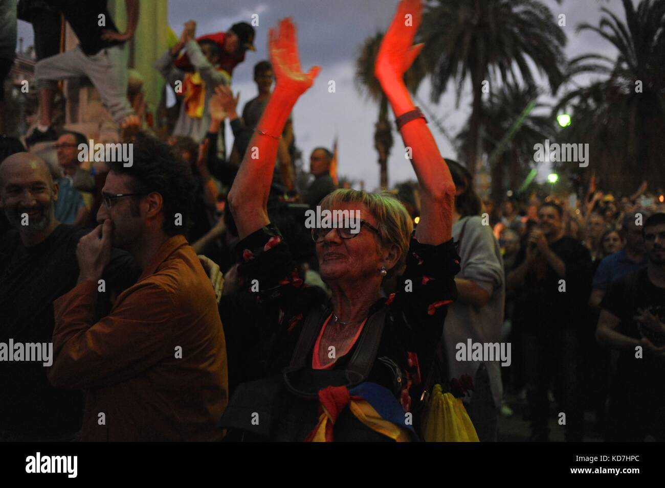 Barcelona, Spain. 10th October, 2017. Catalans gather in anticipation ...