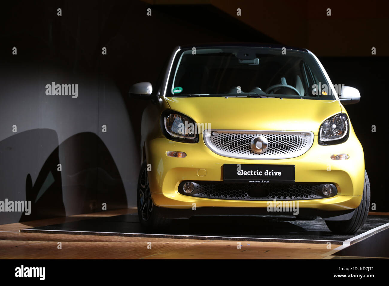Stuttgart, Germany. 10th Oct, 2017. A Smart electric car stands on the ...