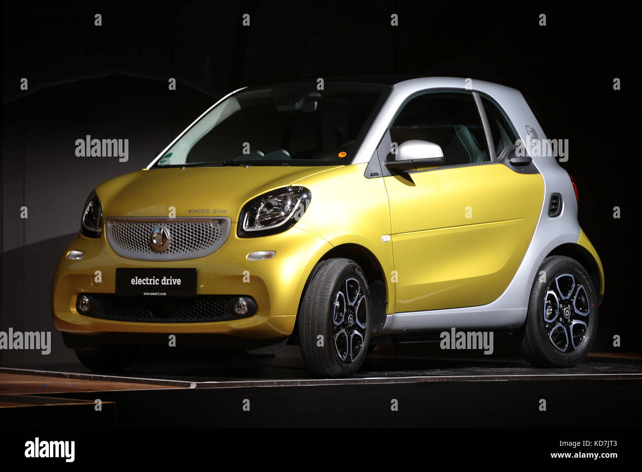 Stuttgart, Germany. 10th Oct, 2017. A Smart electric car stands on the ...
