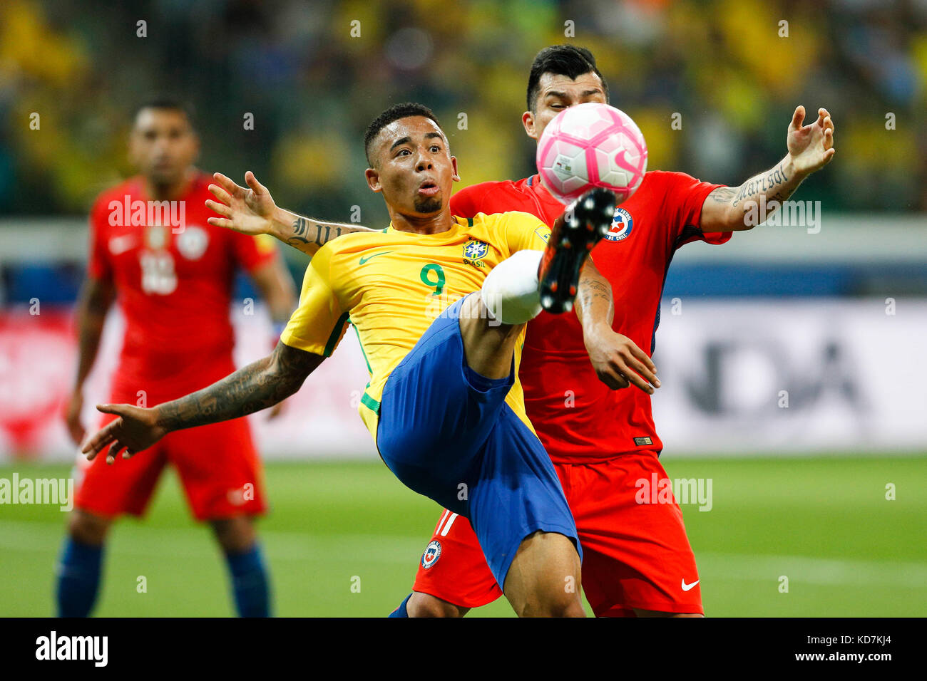 Sao Paulo, Brazil. 10th Oct, 2017. Gabriel Jesus do Brasil controls the ...