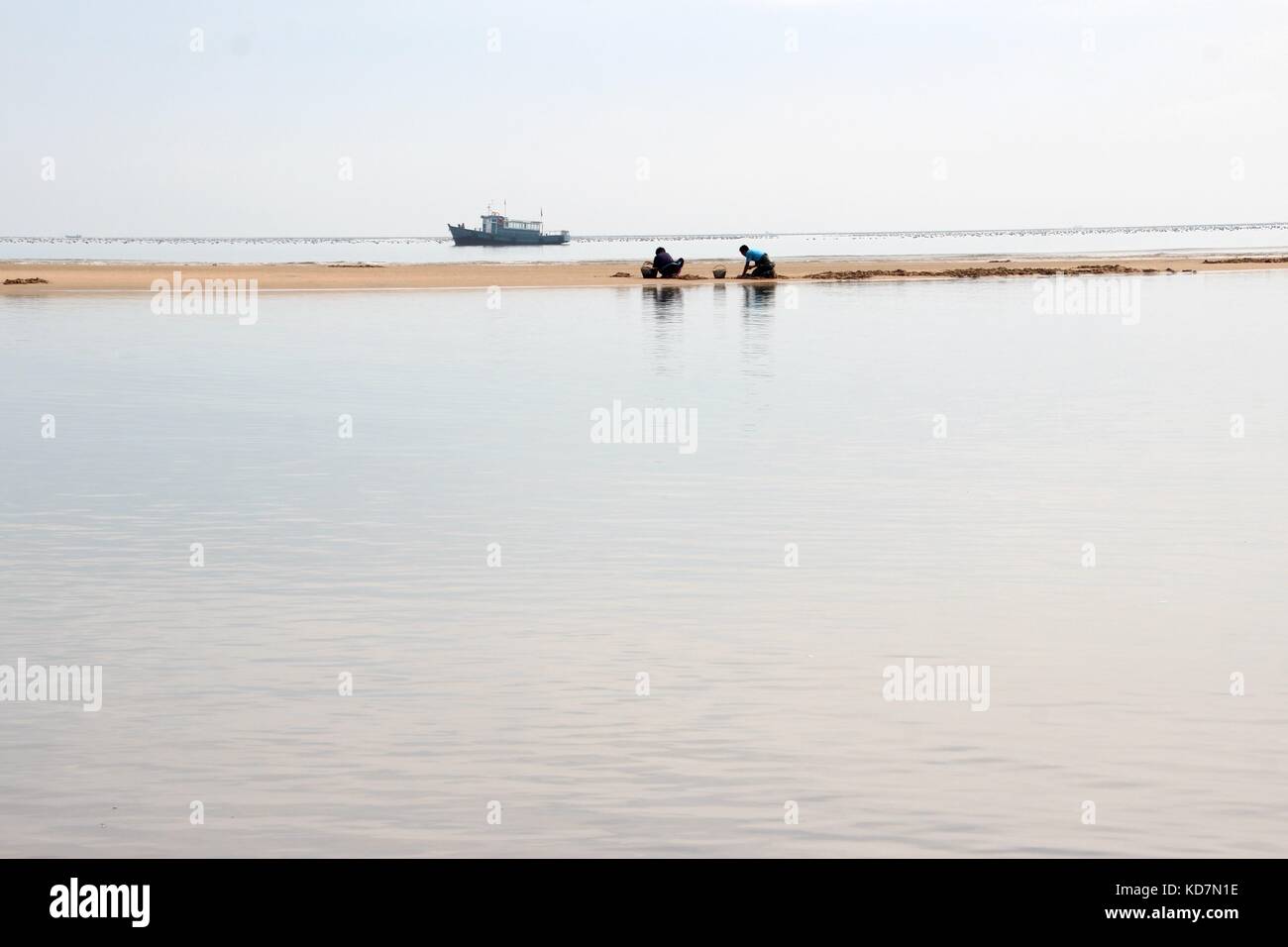Rongcheng, China. 10th Oct, 2017. Boats at the Sanggou Bay in Rongcheng ...