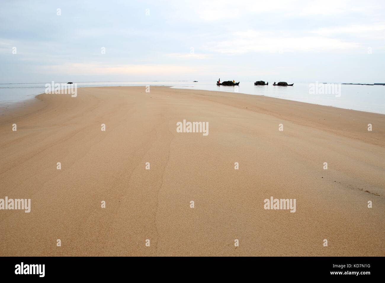 Rongcheng, China. 10th Oct, 2017. Boats at the Sanggou Bay in Rongcheng ...