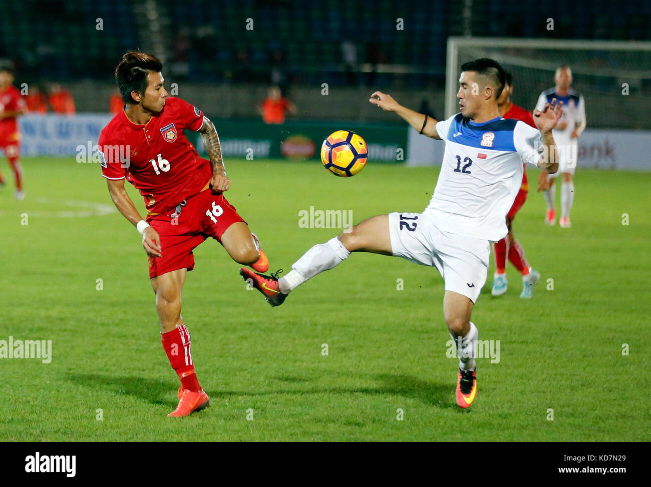 Yangon, Myanmar. 10th Oct, 2017. Si Thu Aung (L) of Myanmar vies for ...