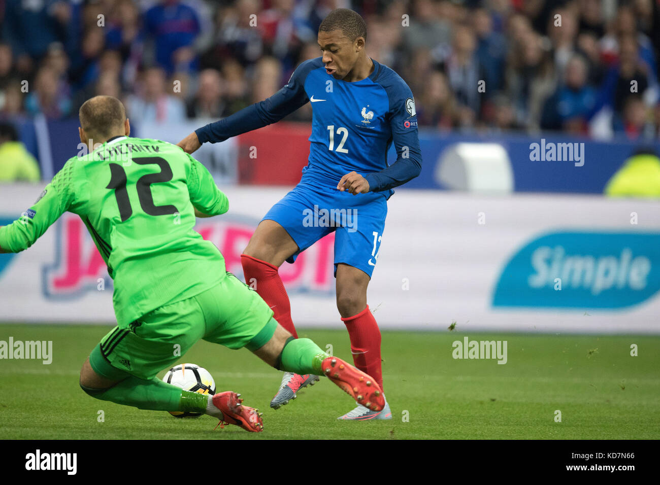 Saint Denis. 11th Oct, 2017. Kylian Mbappe (R) of France shoots during ...