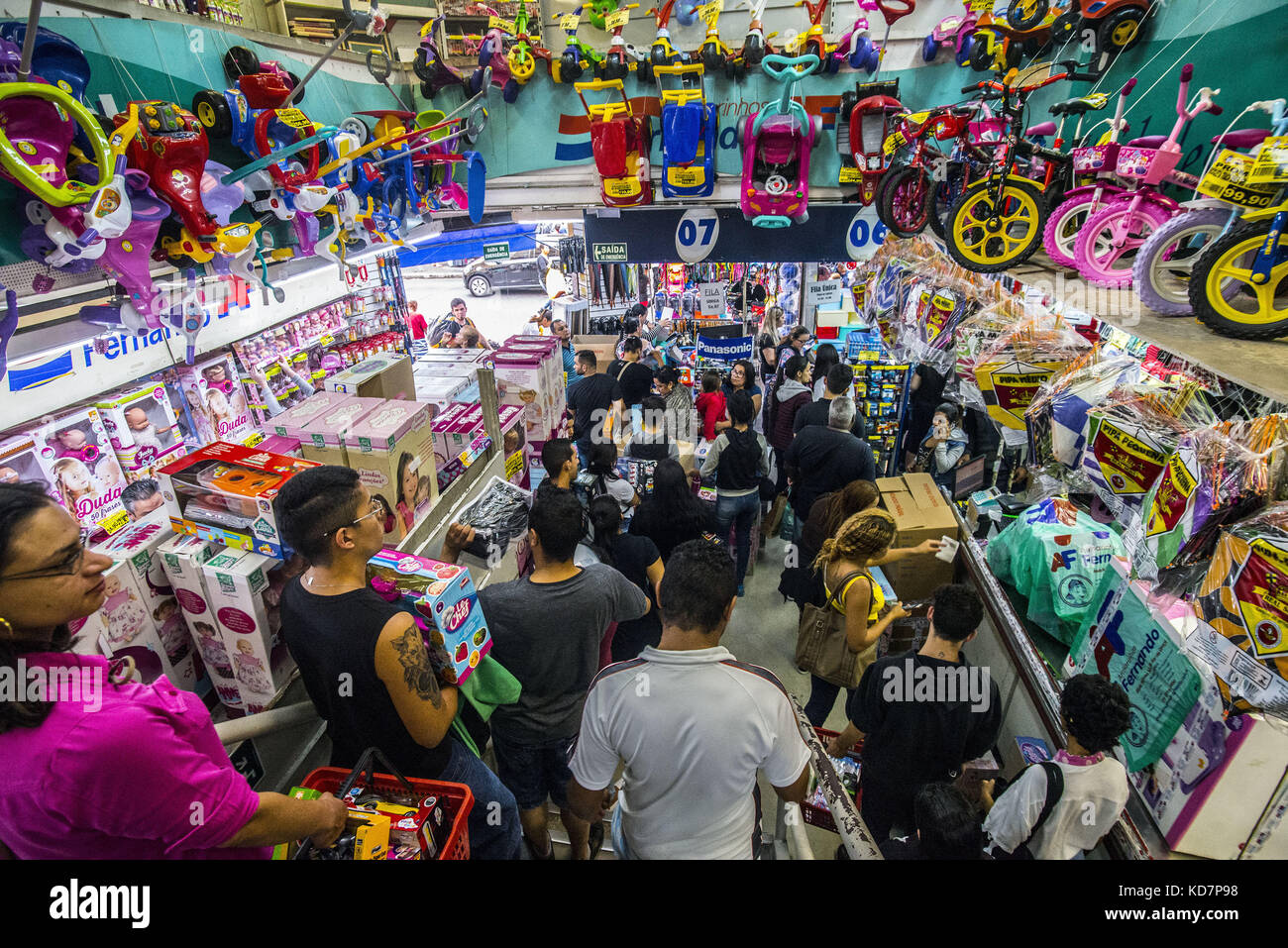 Consumer movement hi-res stock photography and images - Alamy