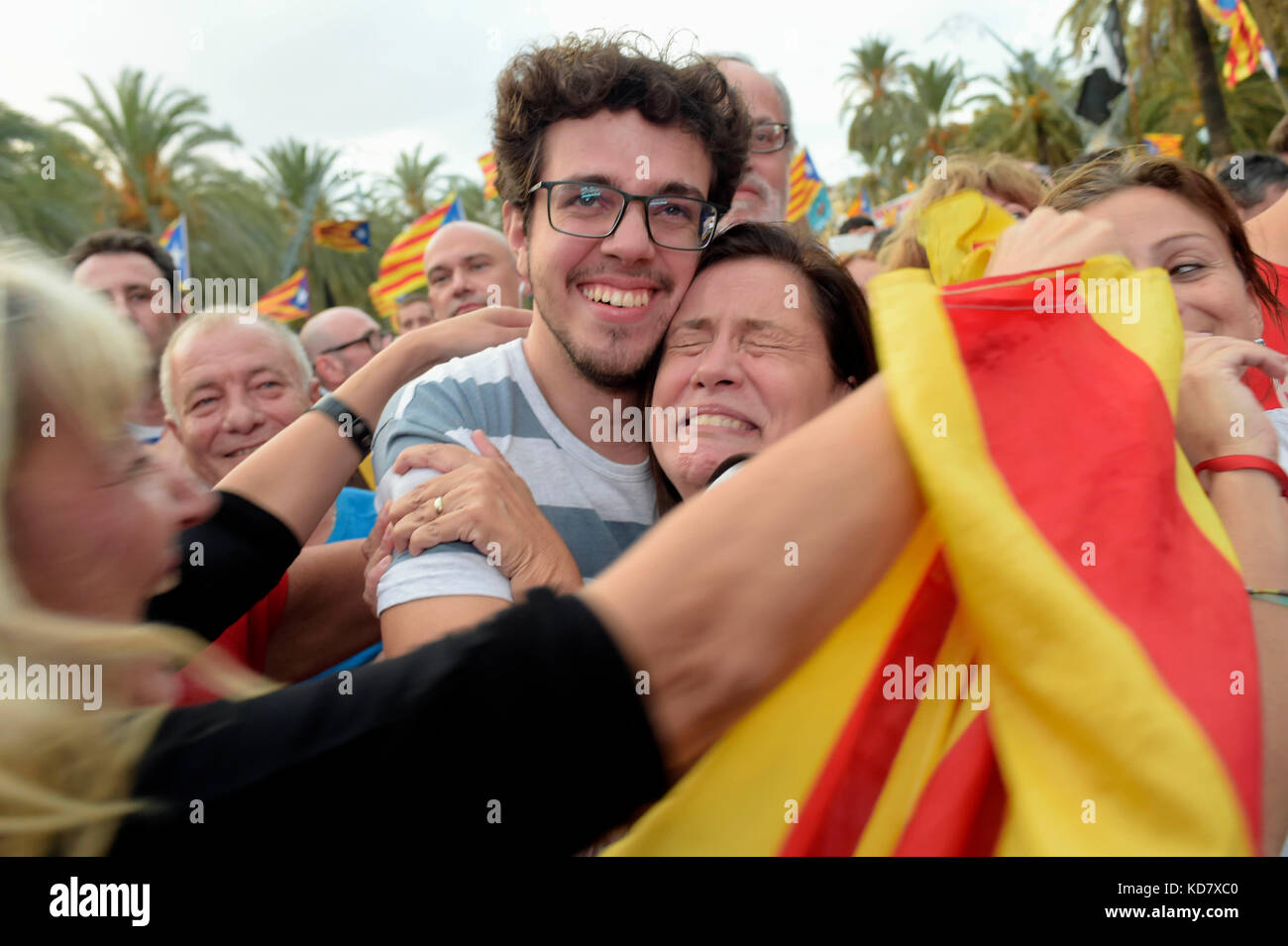 Barcelona, Spain. 10th Oct, 2017. People are waiting for the speech of ...