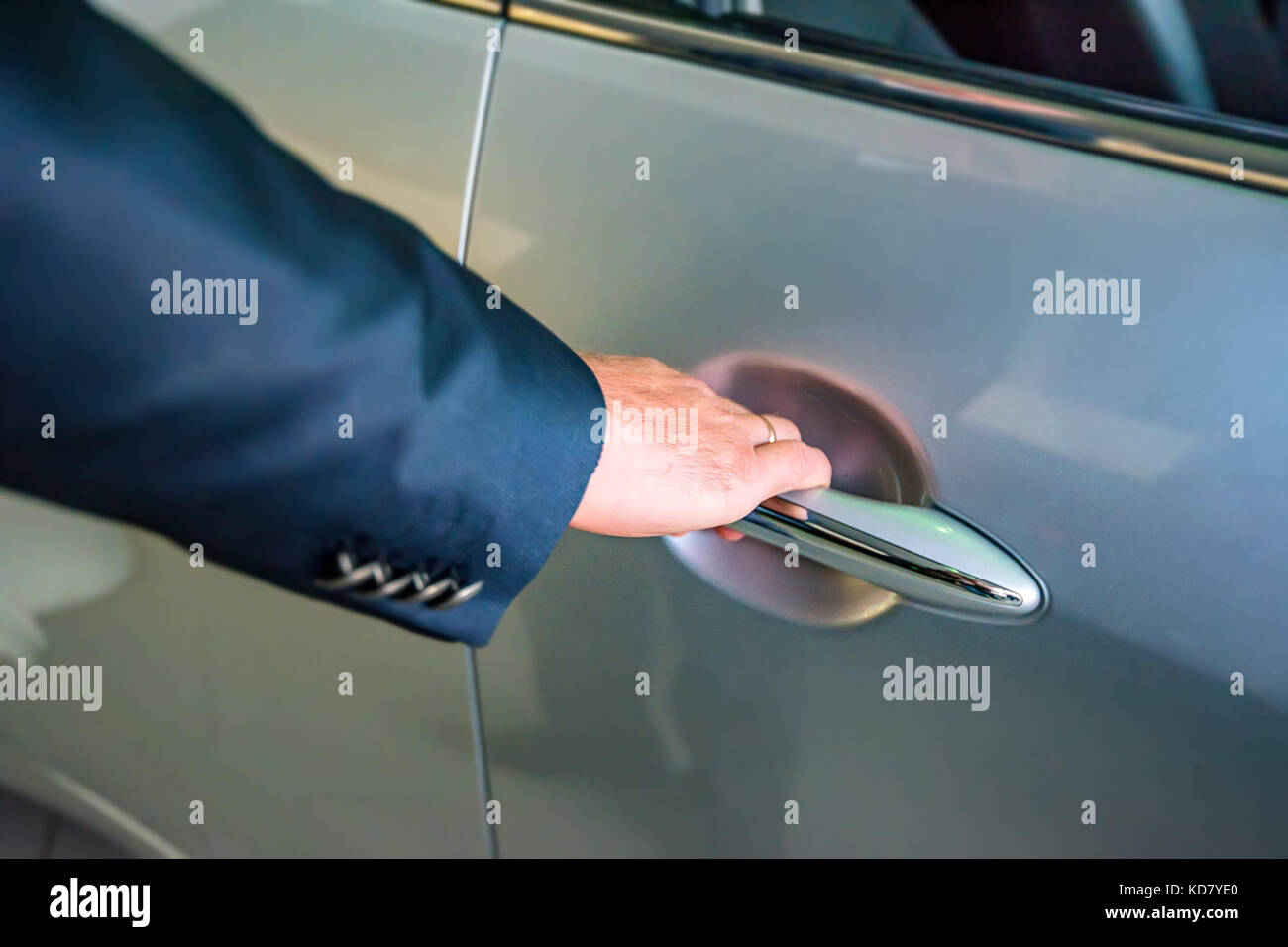 Business man hand holding car doorhandle Stock Photo - Alamy