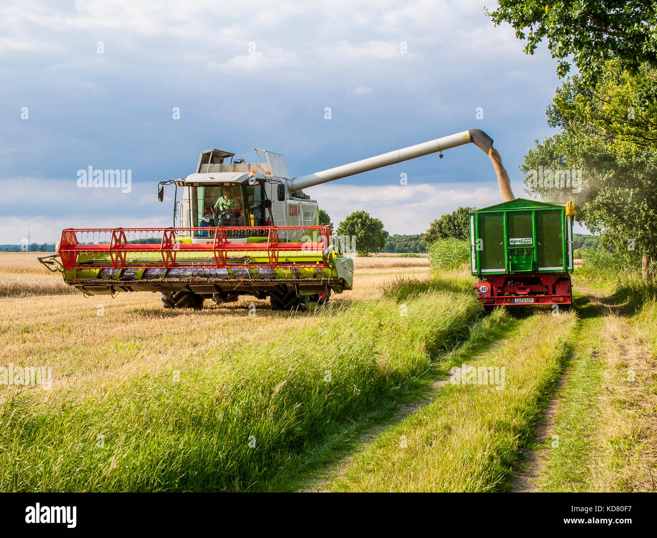 Field loading hi-res stock photography and images - Alamy