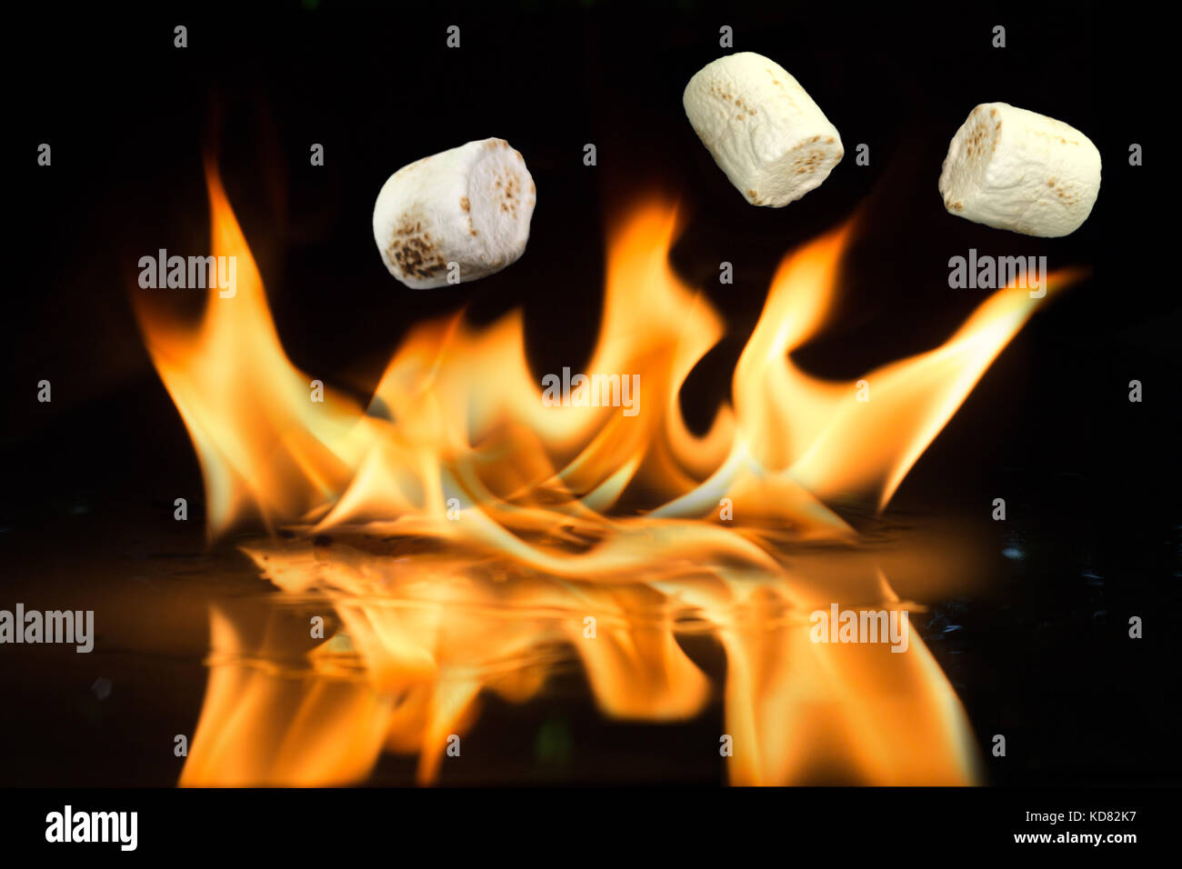 Toast marshmallow candy fire camp hi-res stock photography and images ...