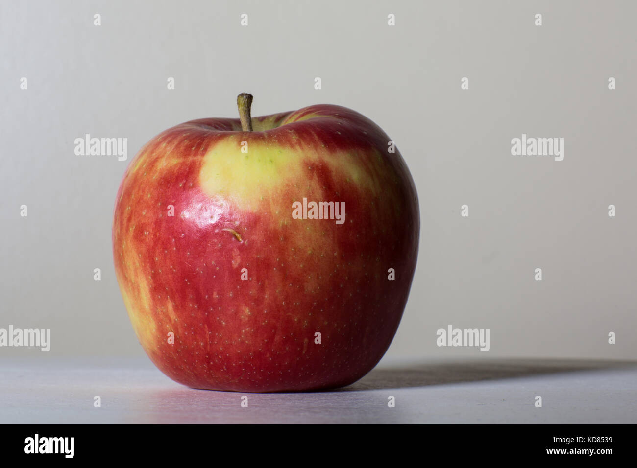 apple on a table Stock Photo - Alamy