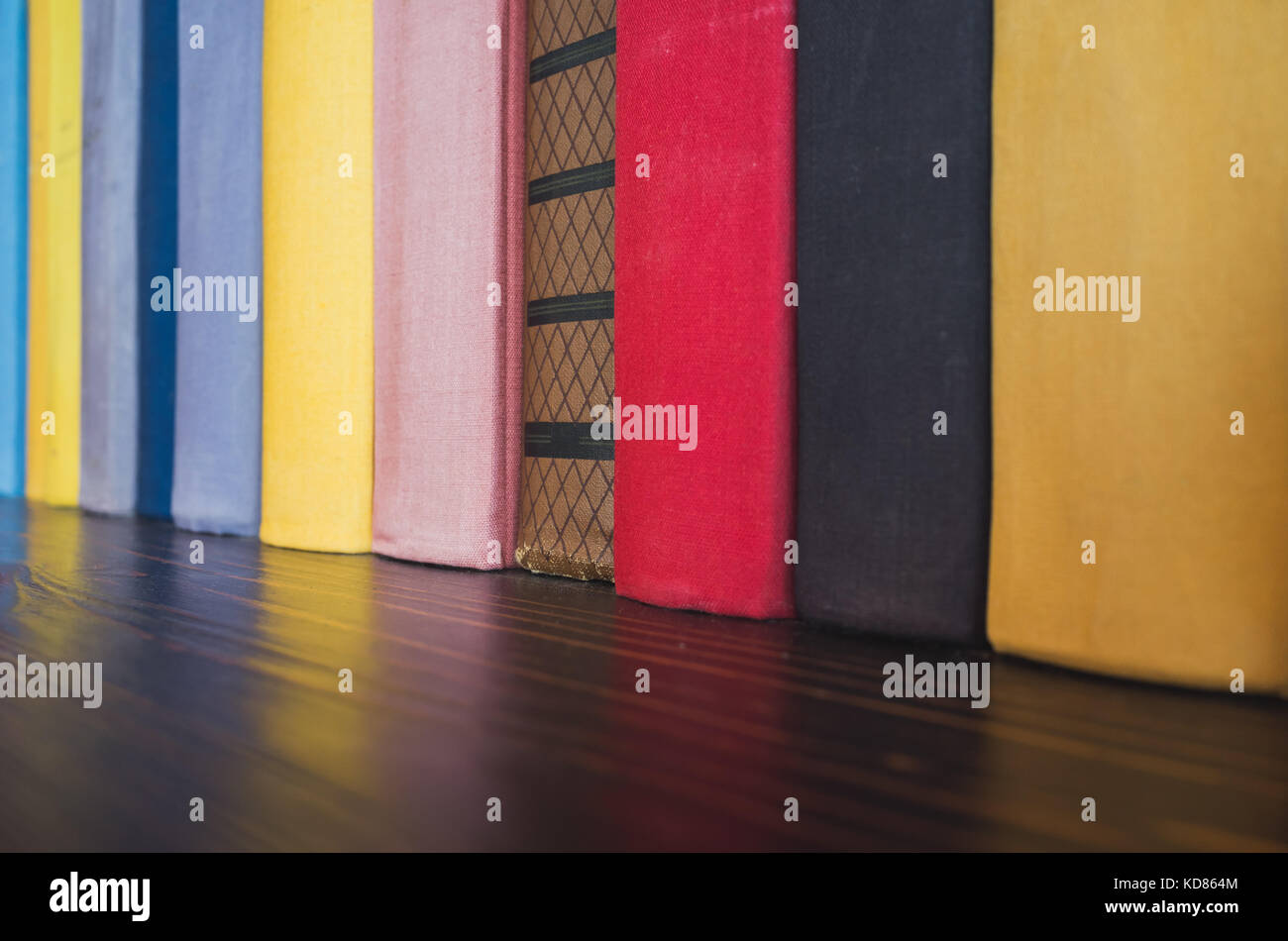 Books on shelf library hi-res stock photography and images - Alamy