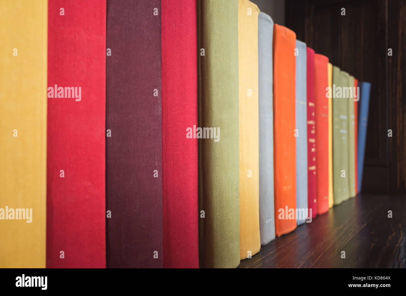 Row of books on shelf hi-res stock photography and images - Alamy
