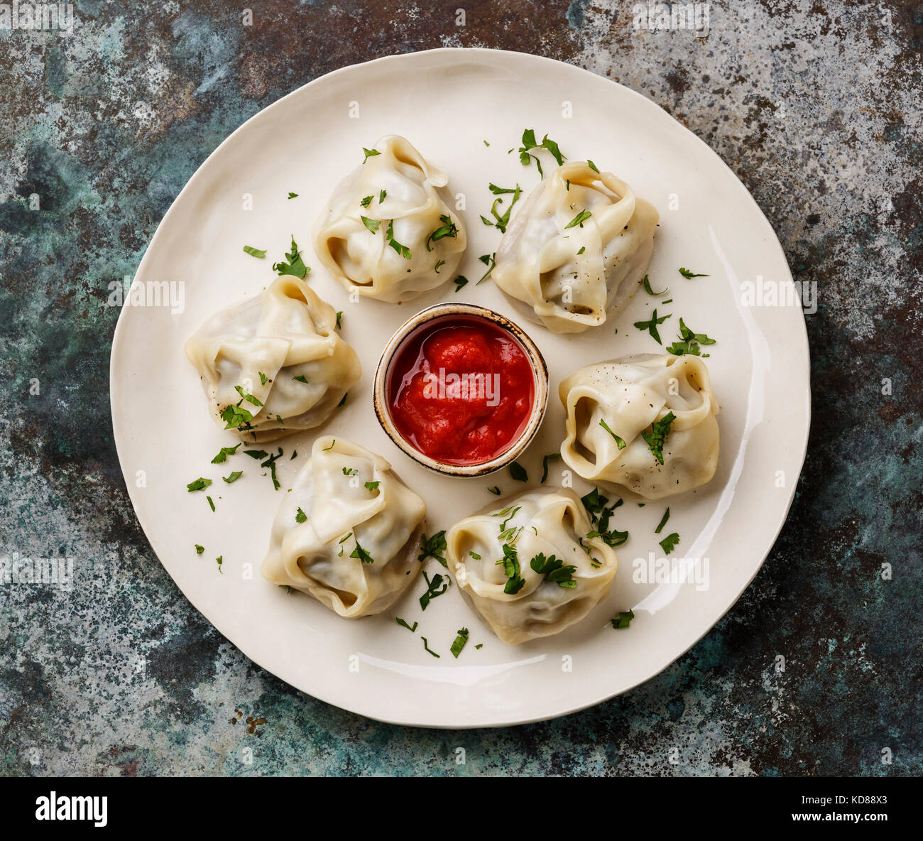 Traditional steamed dumplings Manti with Tomato sauce Stock Photo - Alamy