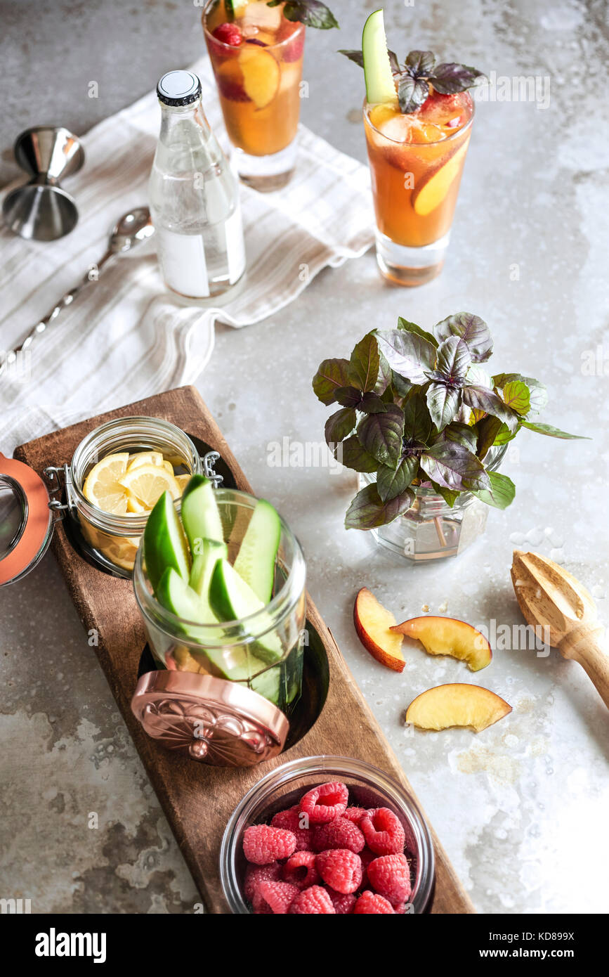Bar scene of cocktails and fresh ingredients Stock Photo - Alamy
