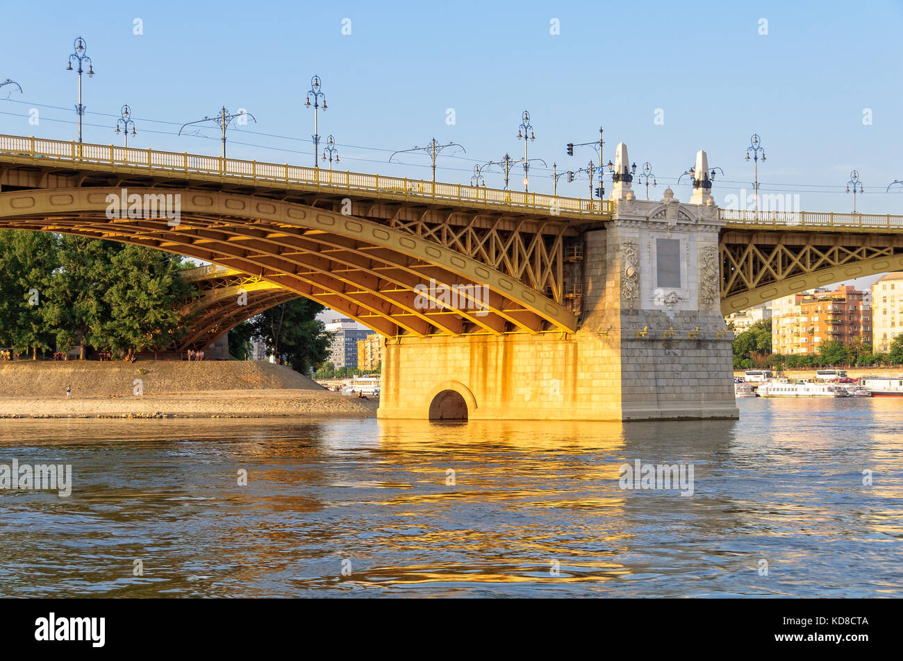 The three-way Margaret Bridge over the Danube connects Buda and Pest ...