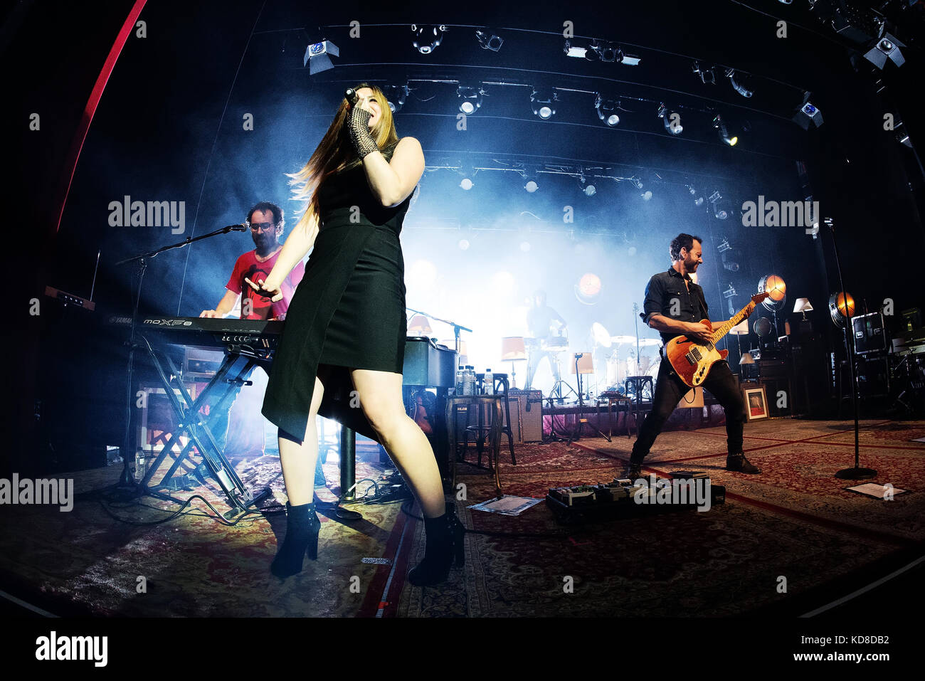 BARCELONA - MAR 18: La Oreja de Van Gogh (Spanish band) perform in ...