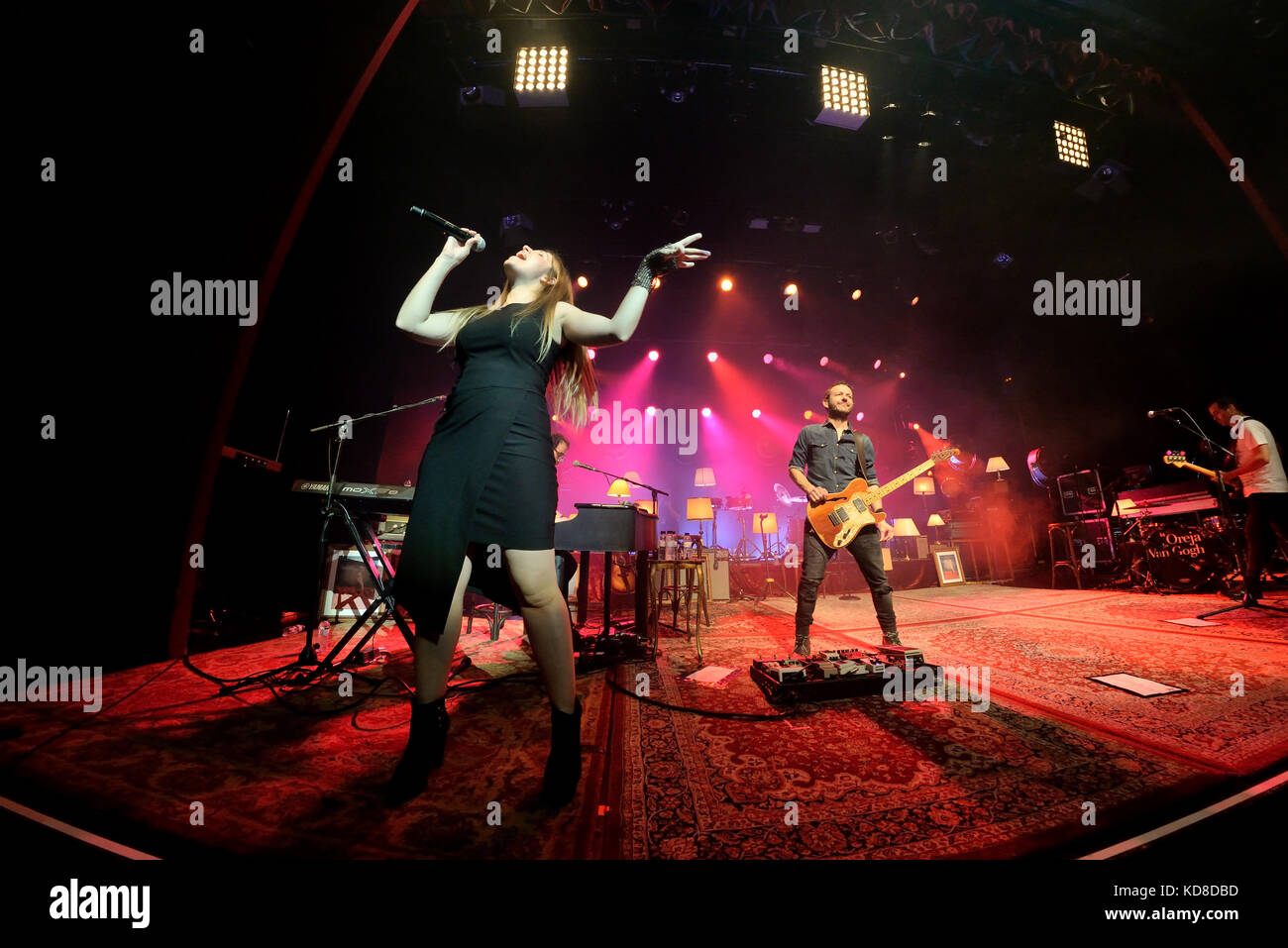 BARCELONA - MAR 18: La Oreja de Van Gogh (Spanish band) perform in ...