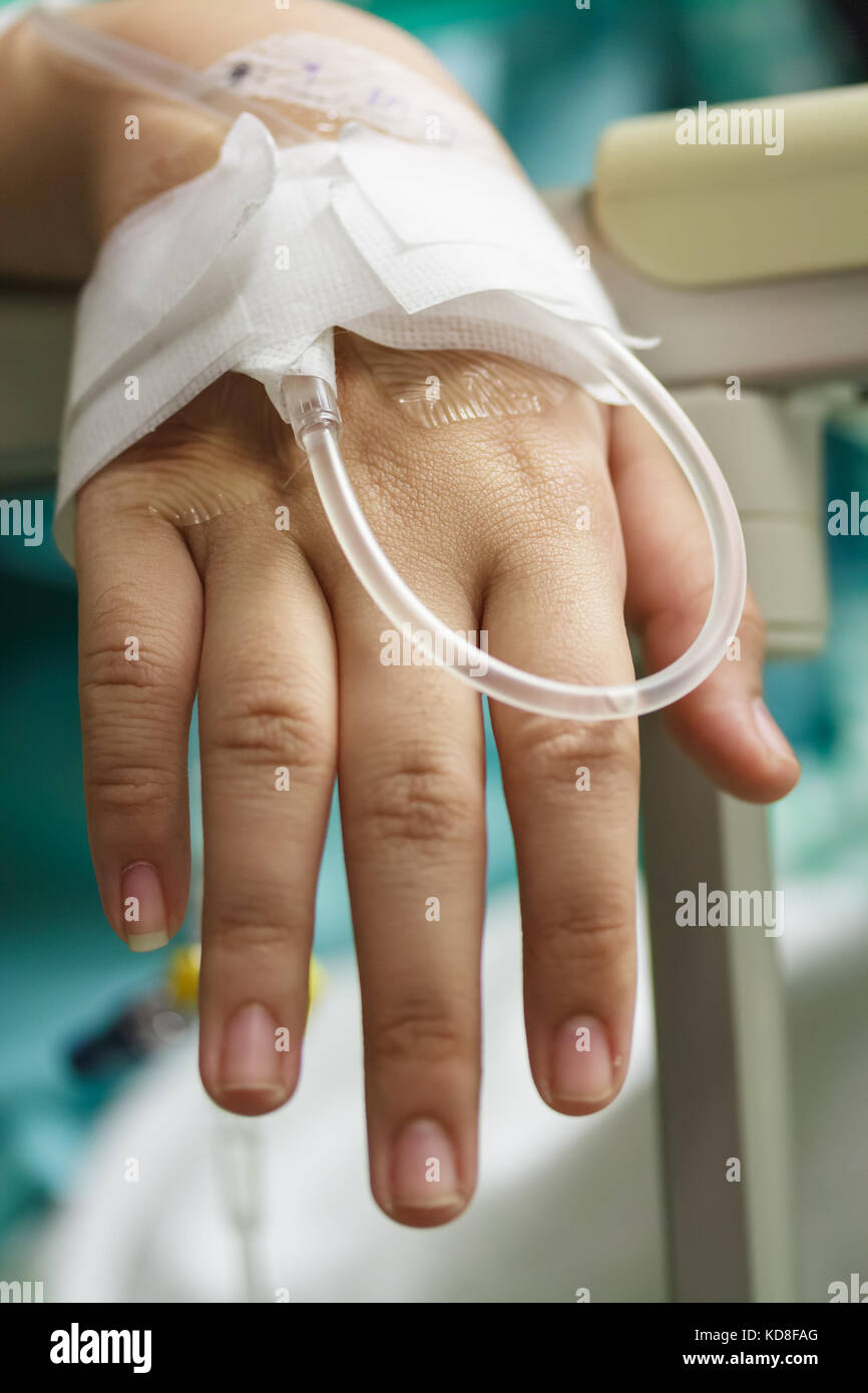 close up of a iv drip in patient's hand Stock Photo - Alamy