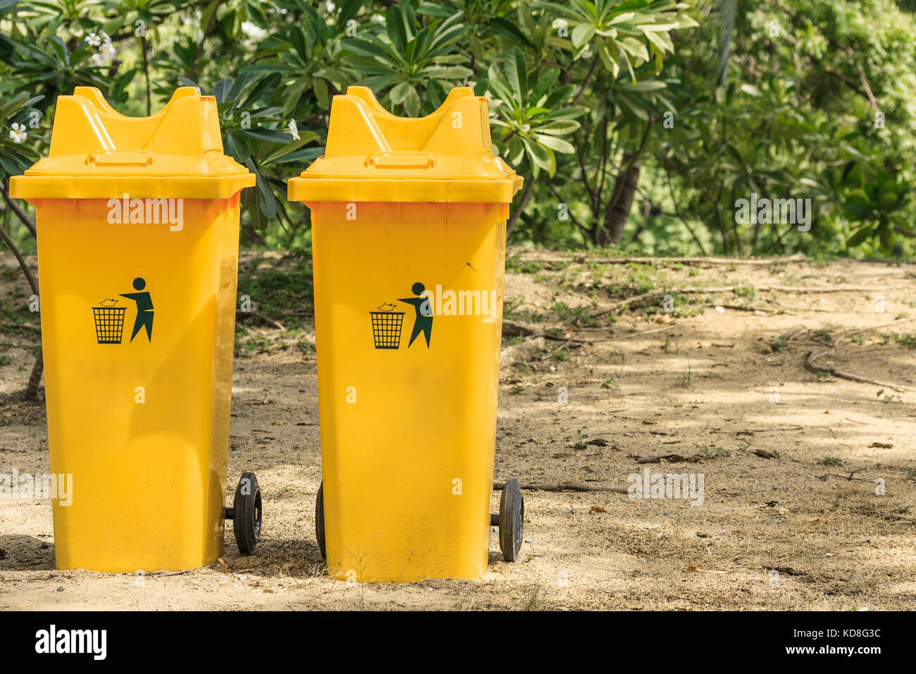 yellow recycle bin in park Stock Photo - Alamy