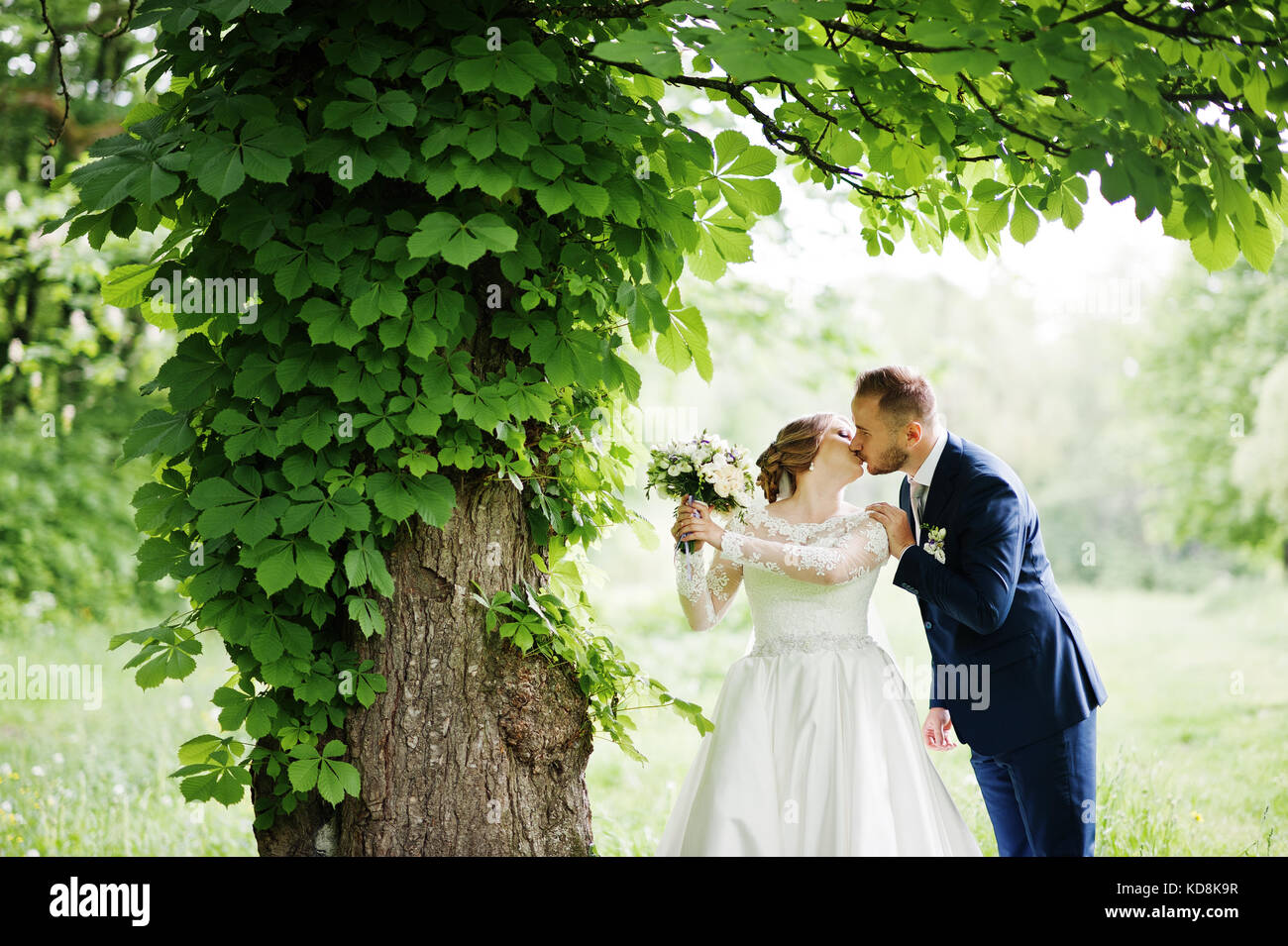 Couple full body kissing hi-res stock photography and images - Alamy