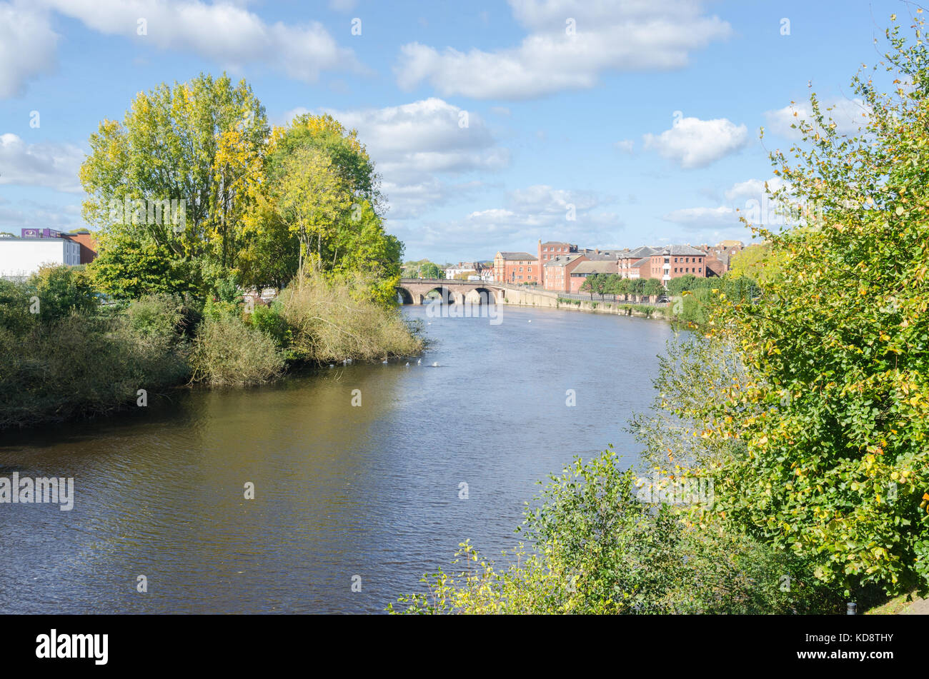 Looking along River Severn in Worcester towards Worcester Bridge Stock ...