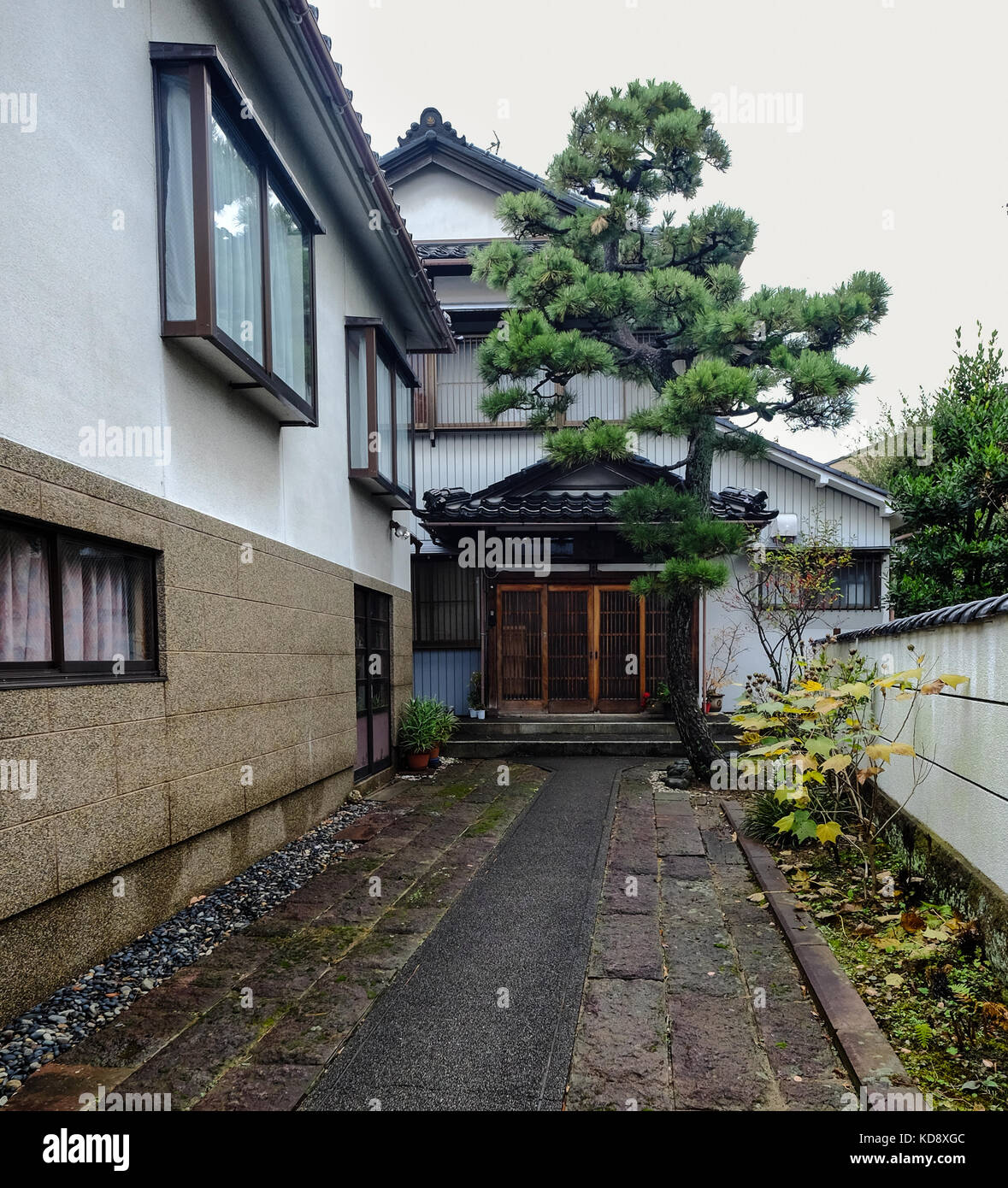 Kyoto imperial palace wooden gate hi-res stock photography and images ...