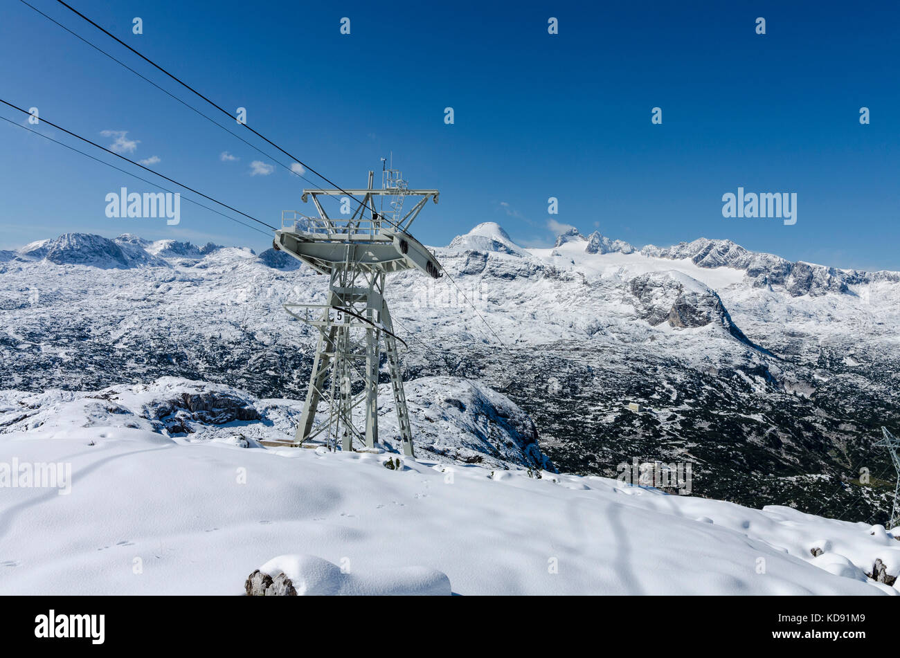 Snowy landscape - the view to the Dachstein top from the hiking track ...