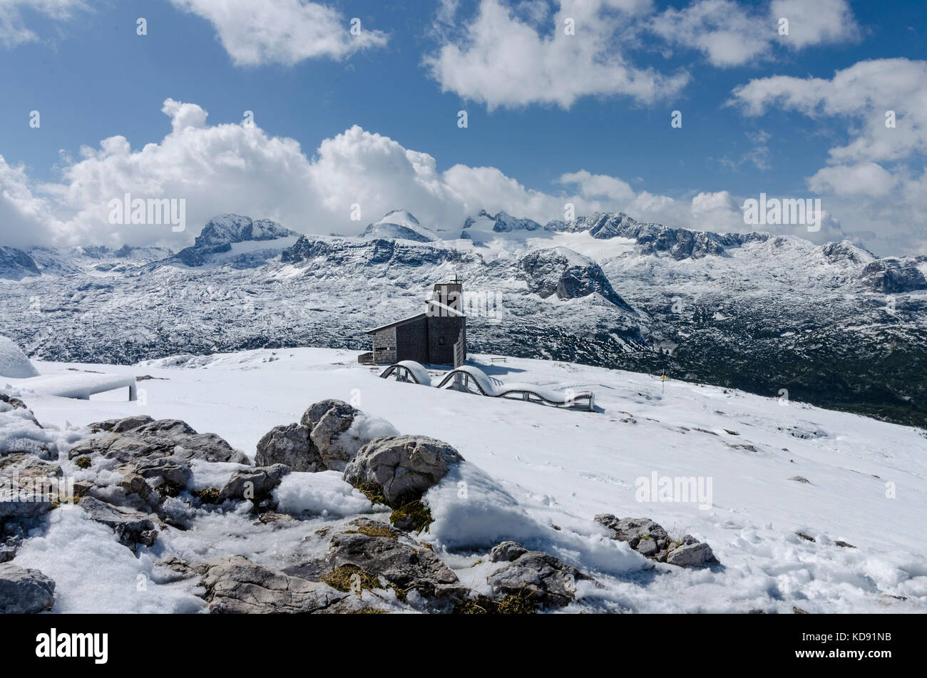 Snowy landscape - the view to the Dachstein top from the hiking track ...