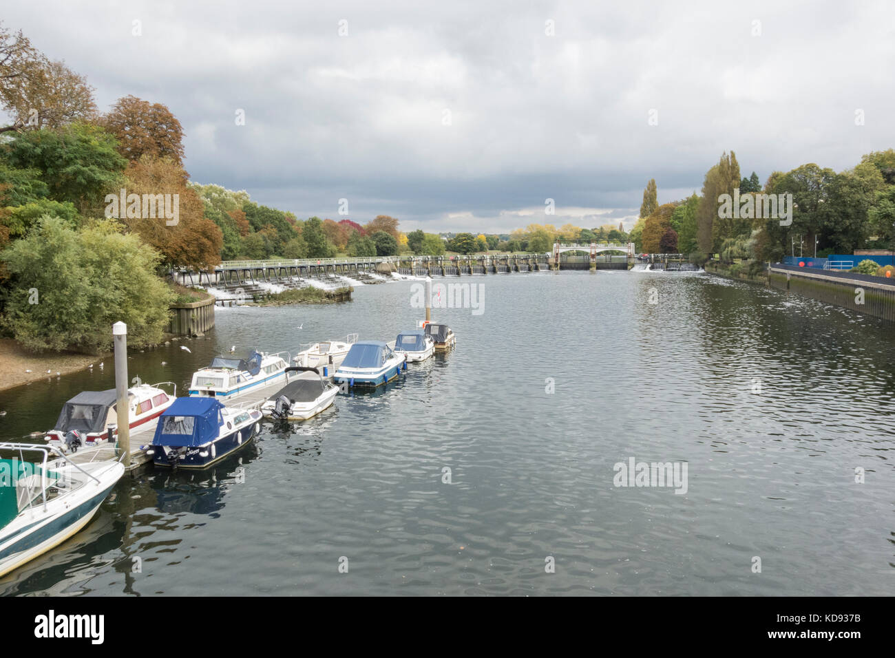 Teddington Weir and sluices on the River Thames, Teddington, England ...