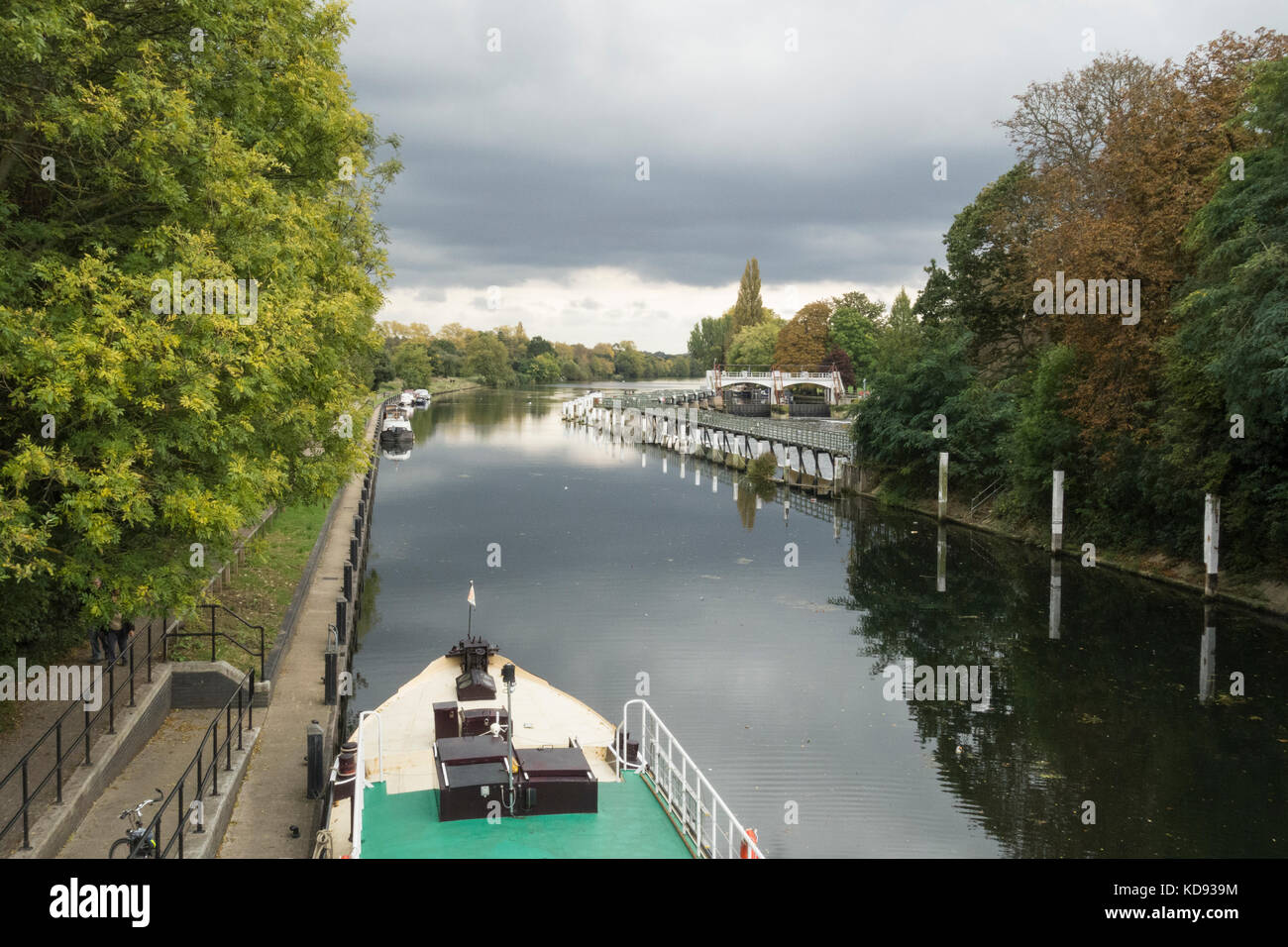Teddington Weir and sluices on the River Thames, Teddington, England ...