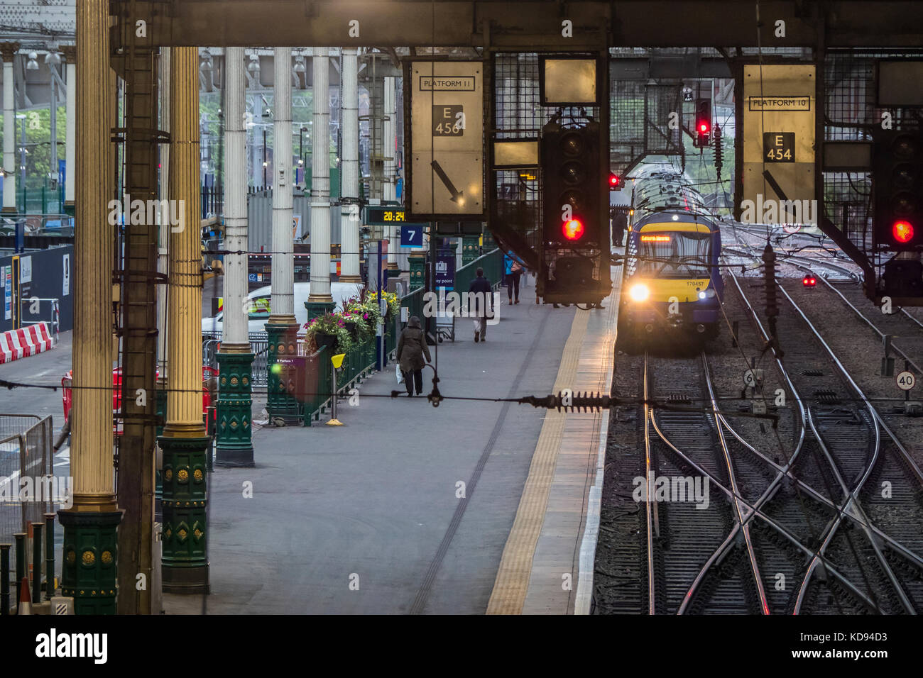 Edinburgh Waverley Railway Station Edinburgh, Scotland Stock Photo - Alamy